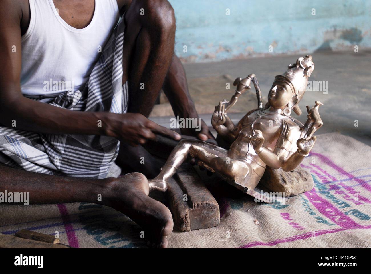 Sculptor filing bronze icon Stock Photo - Alamy