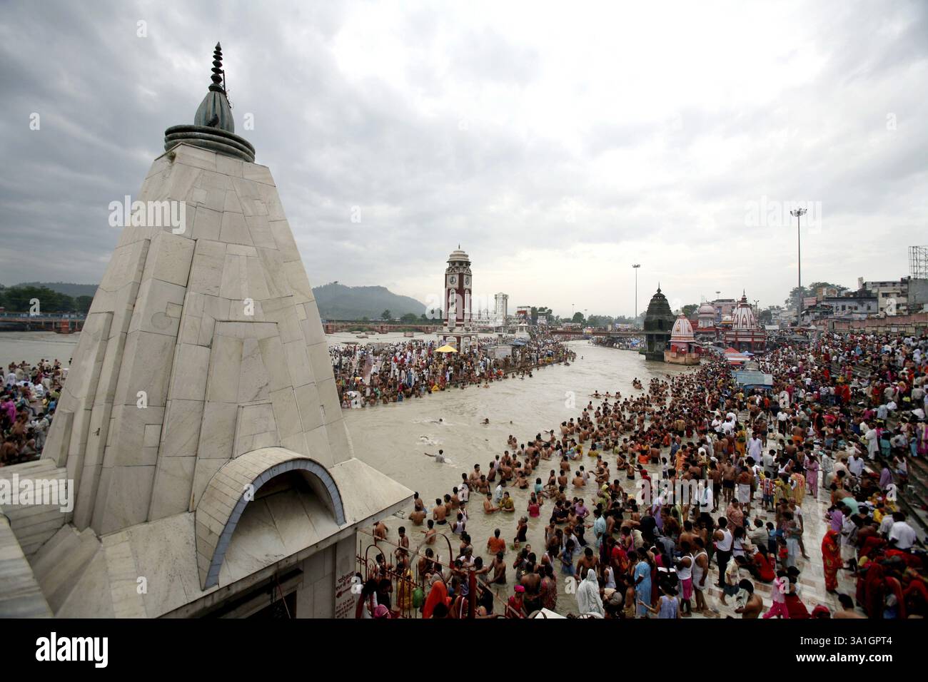 Devotees taking holy dip, Har Ki Pauri literally means Footsteps of the ...