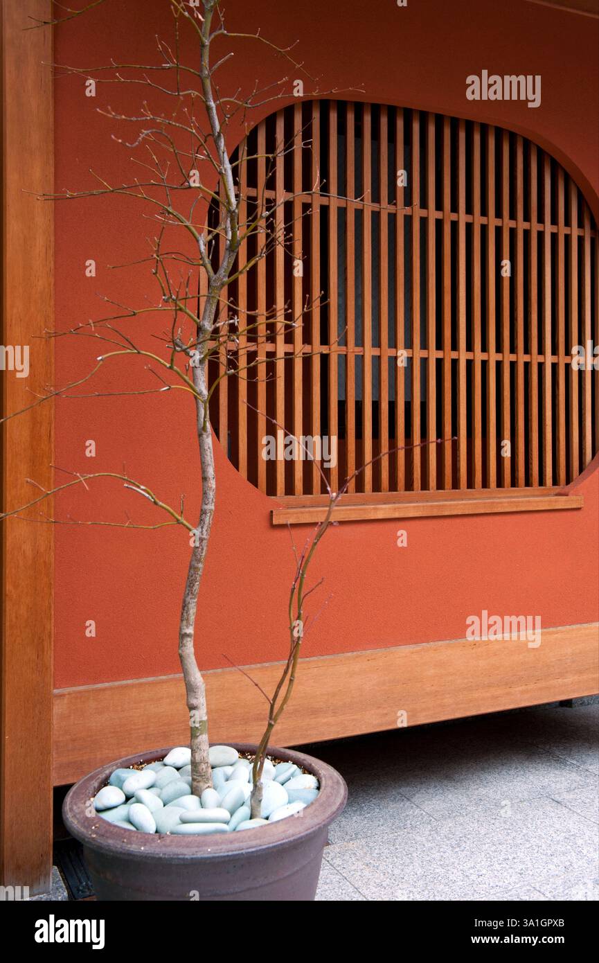 Kyoto machiya townhouse in Miyagawa-cho uses traditional architectural ...