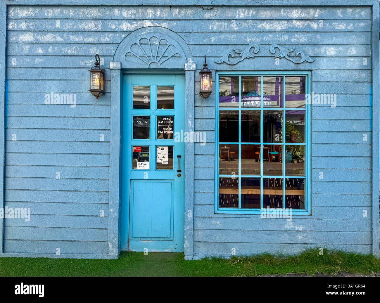 Old fashioned storefront hi-res stock photography and images - Alamy