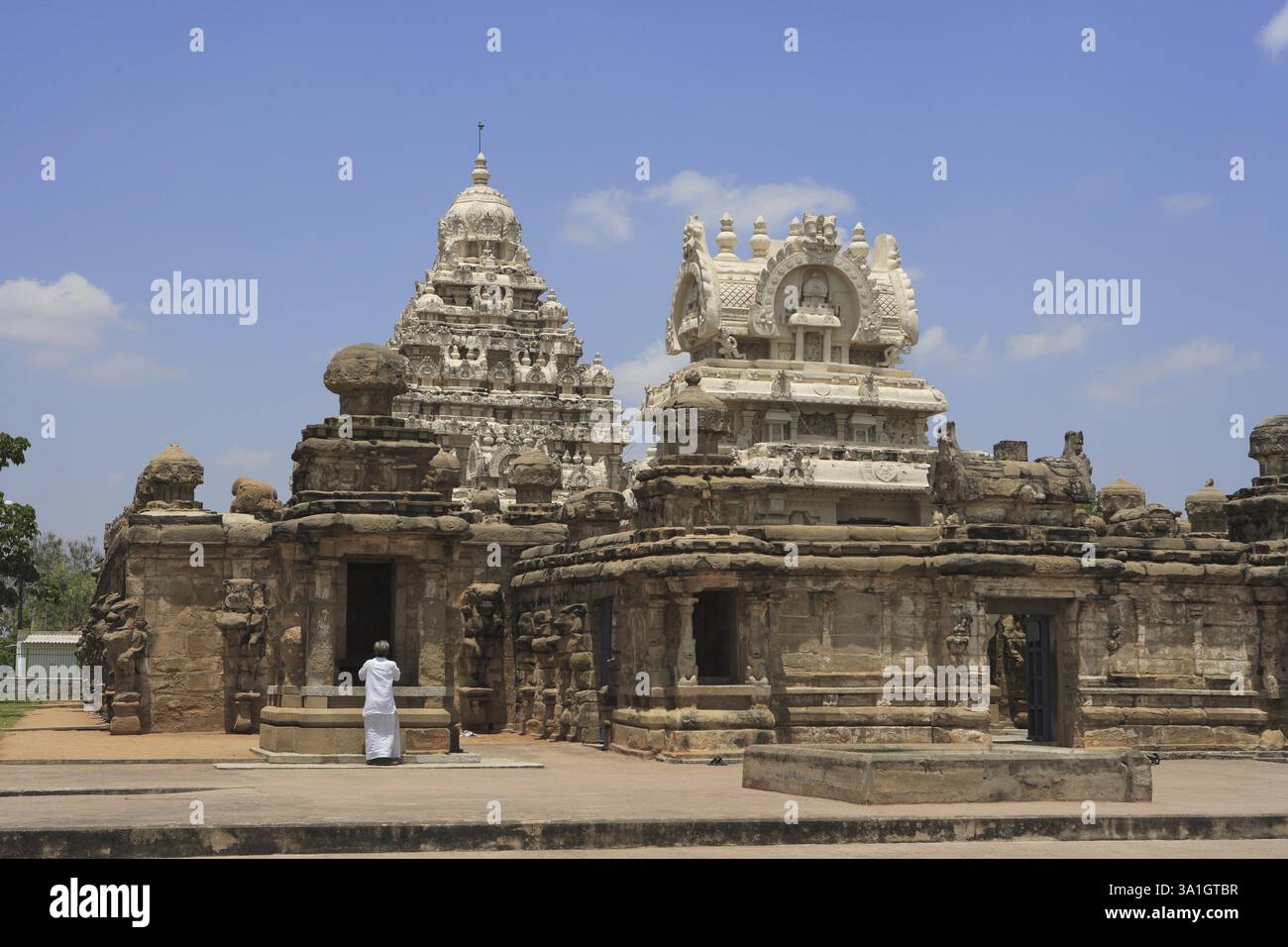 Kailasanatha temple, Dravidian temple architecture, Pallava period (7th ...