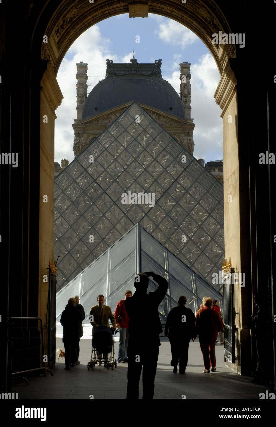 Louvre and european style architecture hi-res stock photography and ...