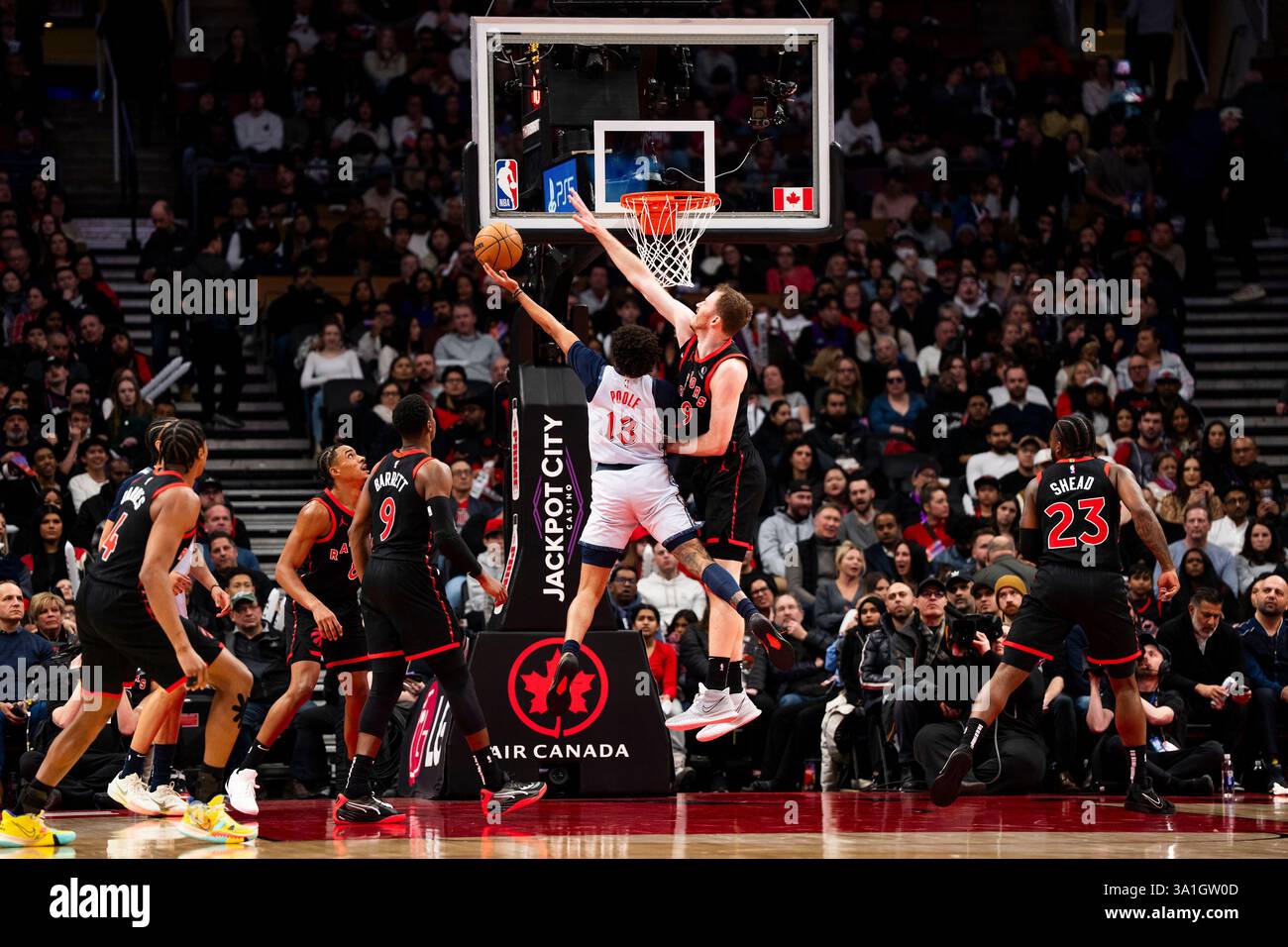 Toronto Raptors centre Jakob Poeltl defends against Washington Wizards ...