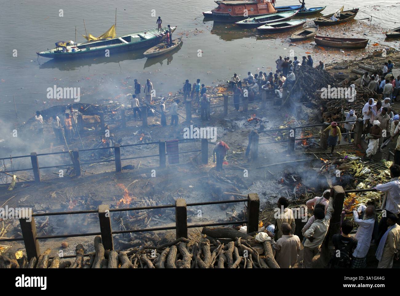 Hindu cremation ceremony at Manikarnika Ghat on banks of holy Ganga ...