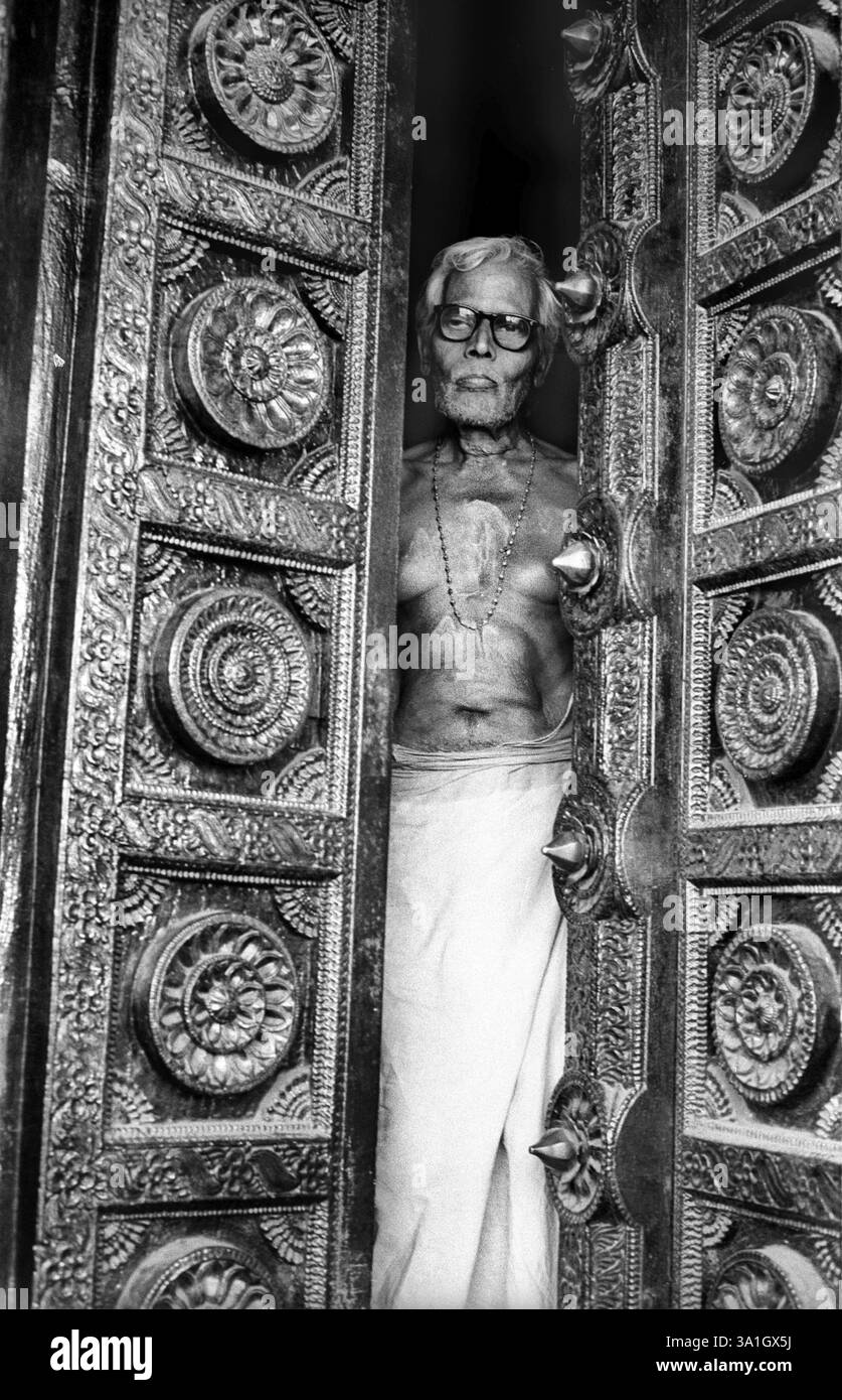 Man open door on Black and White Stock Photos & Images - Alamy