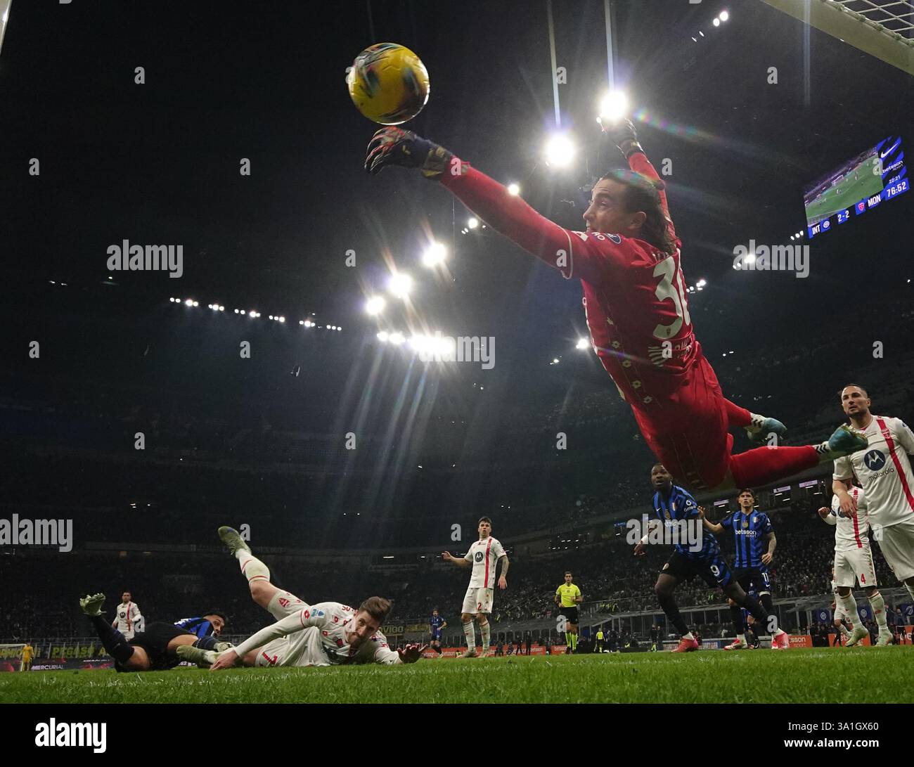 (250309) -- MILAN, March 9, 2025 (Xinhua) -- Stefano Turati (C) of ...