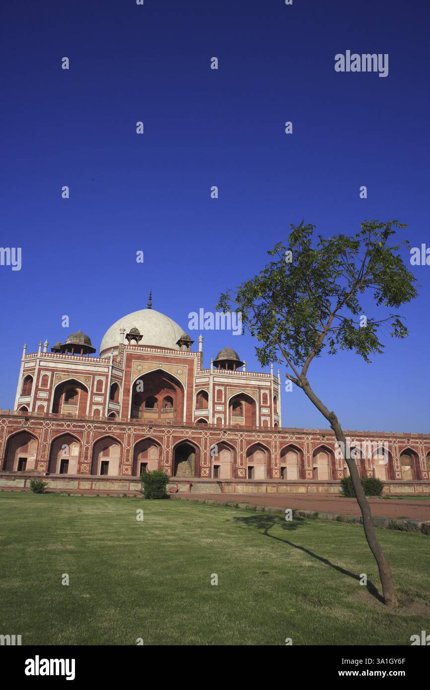 Humayun's tomb built in 1570 made from red sandstone and white marble ...