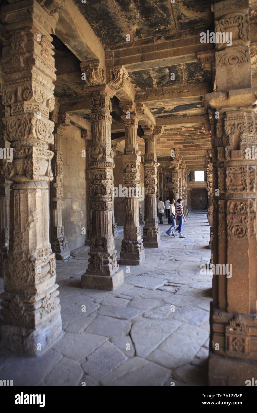 Quwwat-ul-Islam mosque and pillars details in Qutab Minar complex built ...