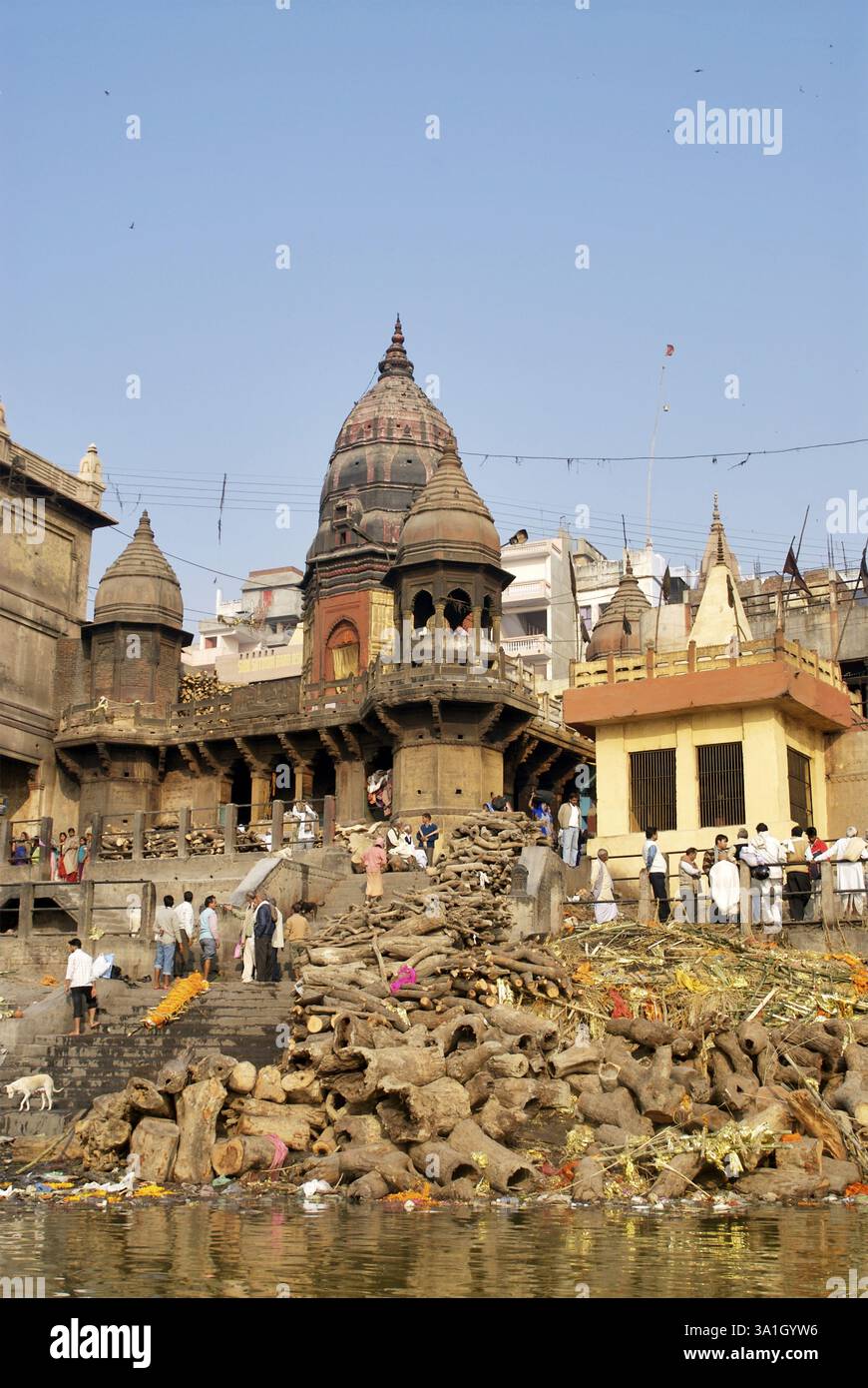 Hindu cremation ceremony at Manikarnika ghat on banks of holy Ganga ...