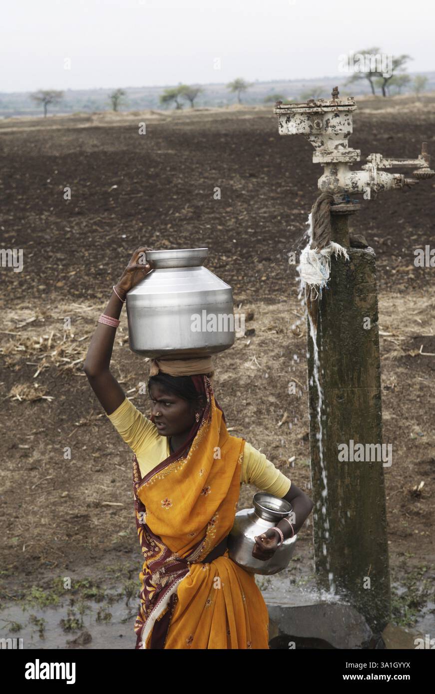 Rural woman carrying water pots, water shortage in Marathwada ...