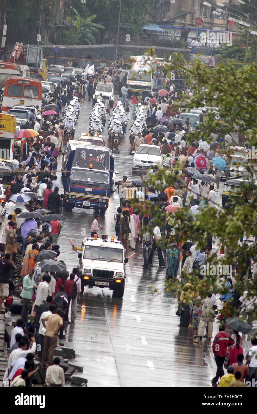 Traffic police and braving heavy rains cricket fans wait on roads to ...