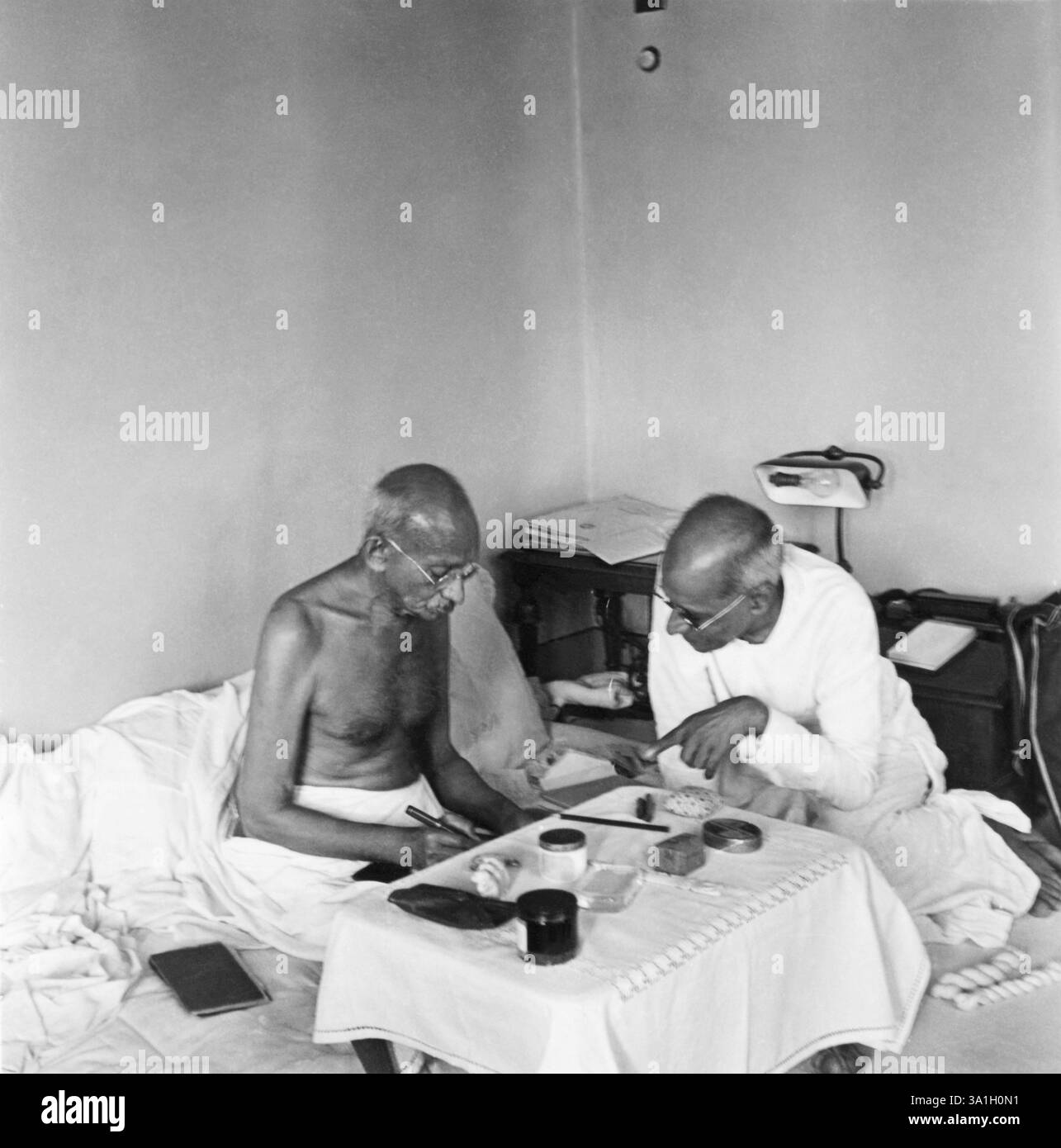 Mahatma Gandhi interacting with Chakravarti Rajagopalachari at Birla ...