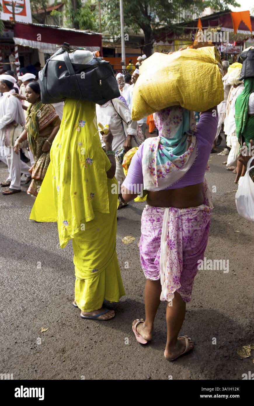 Group of village people on pilgrimage of vari, procession from Alandi ...