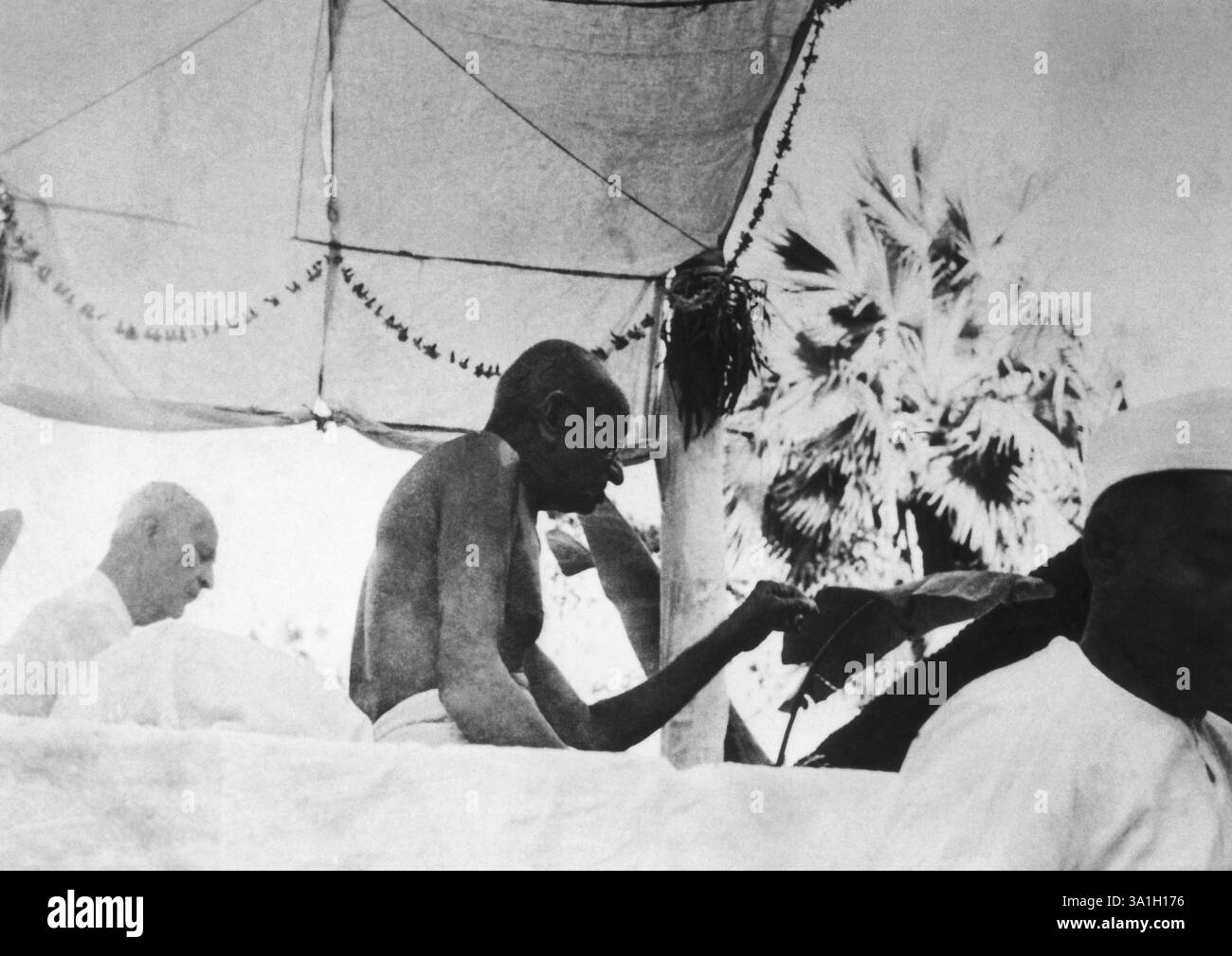 Mahatma Gandhi on dais after the riots between Hindus and Muslims in ...