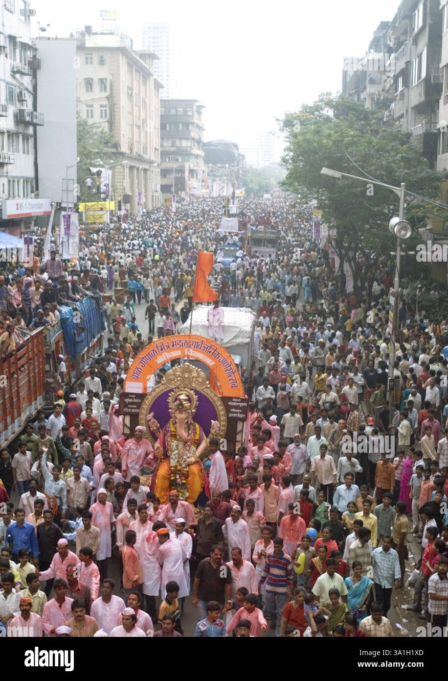 People carrying Idol of lord Ganesh (elephant headed god) for visarjan ...