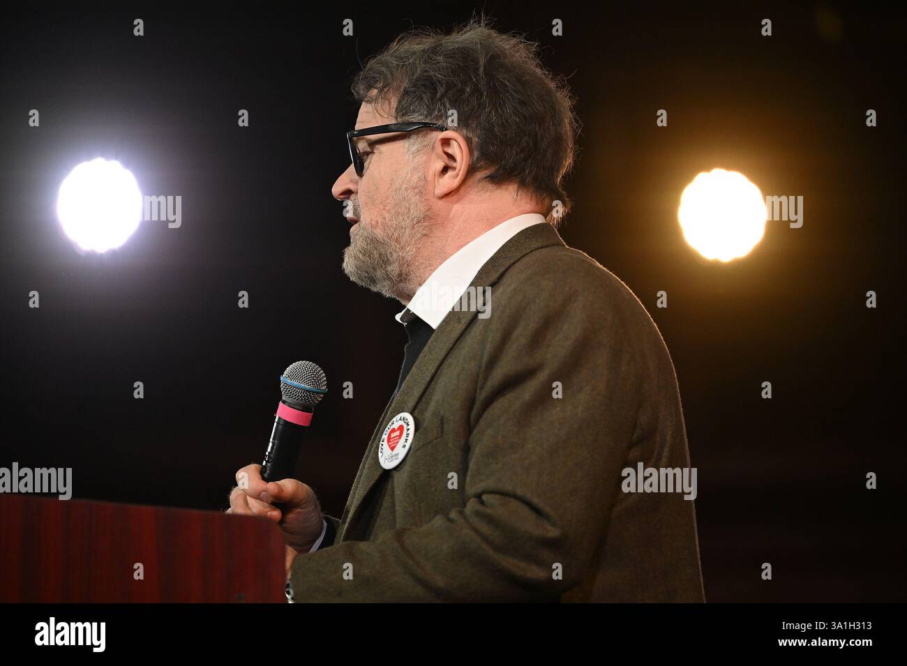 Kenneth Lonergan speaks at a rally for the Landmark West Park ...