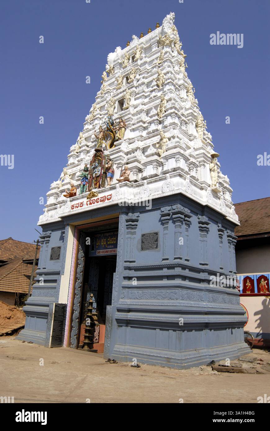 Many figures of Lord Vishnu with Hanuman the Monkey God, Garuda and ...