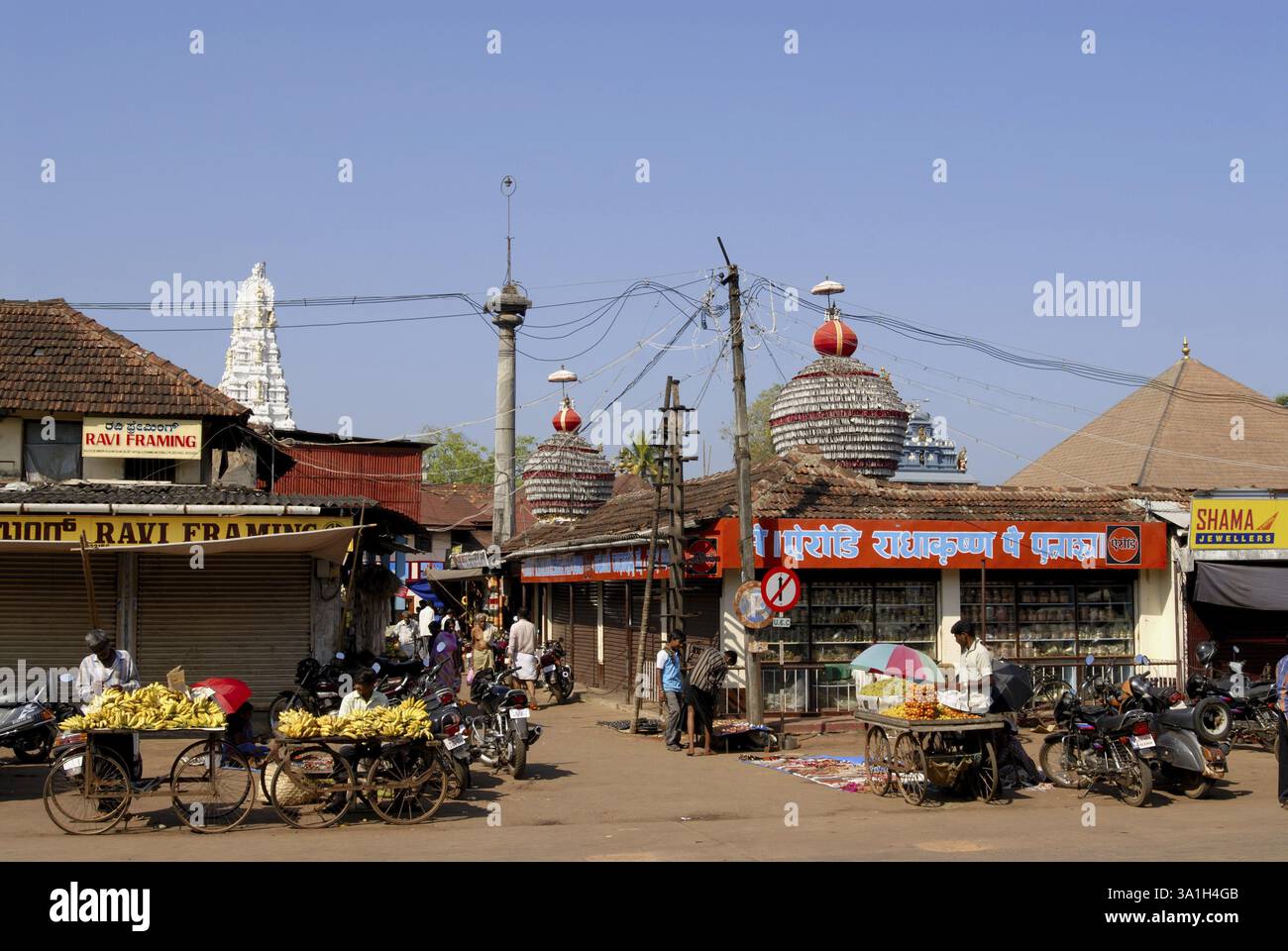 Shops, hawkers with handcarts and surrounding area of the Udupi Sri ...
