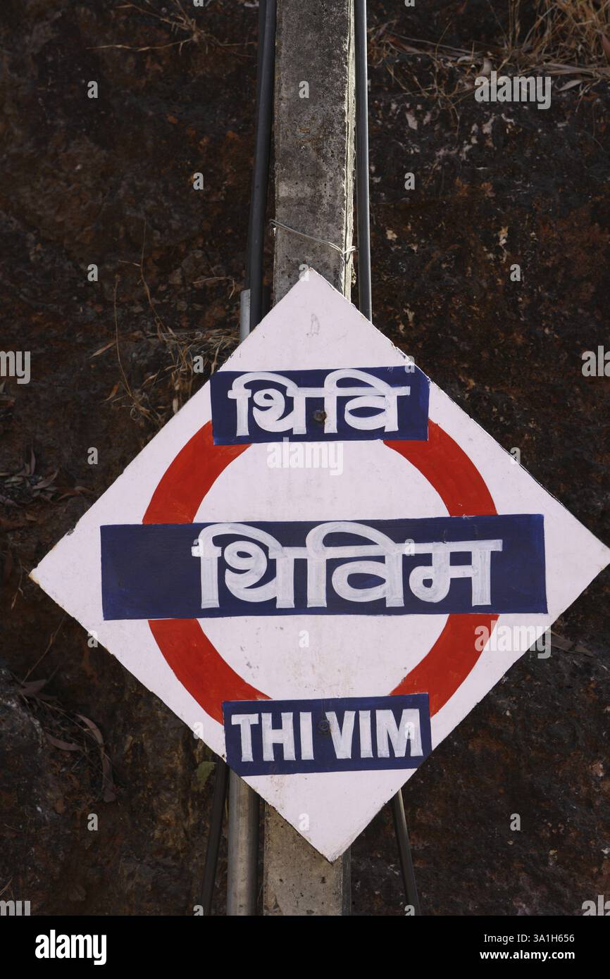 India railway sign board hi-res stock photography and images - Alamy