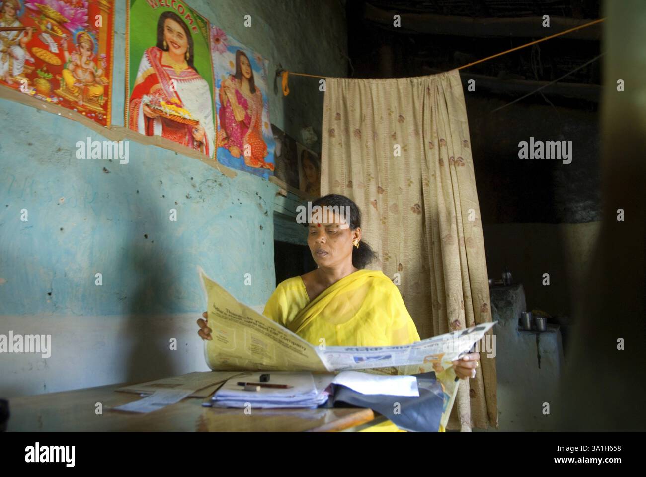 Shanti Devi reading newspaper MR#400 Stock Photo - Alamy