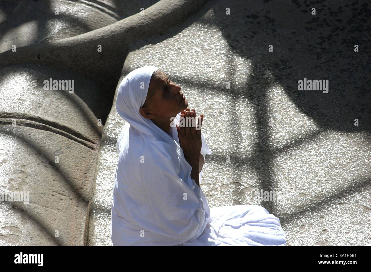 Jain sadhvi praying at foot of 58.8 feet monolithic statue of jain ...