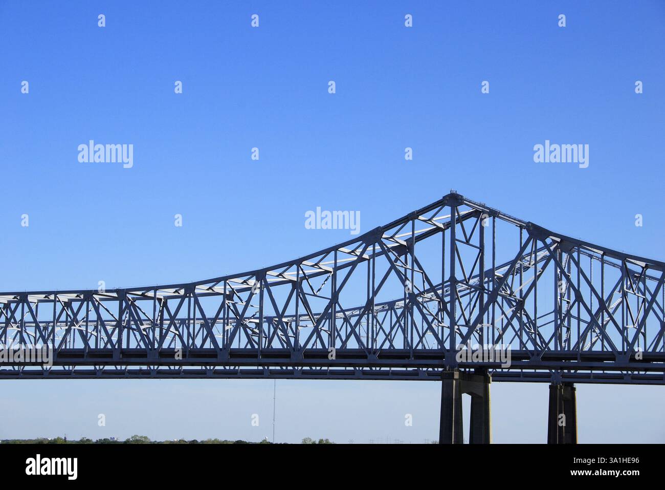 The crescent city connection bridge over the Mississippi river ...