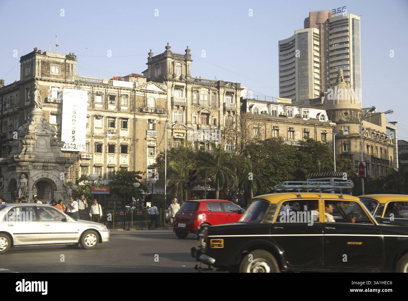 Traffic scene and Bombay Stock Exchange (BSE) building, Fort, Mumbai ...