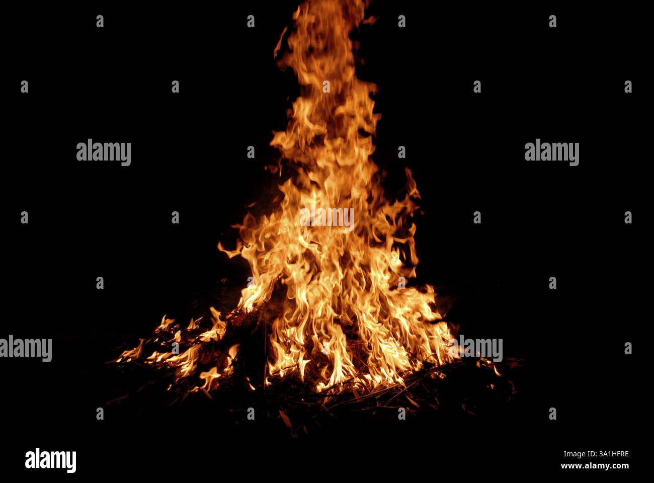 Glowing orange fire sparks flying hi-res stock photography and images ...
