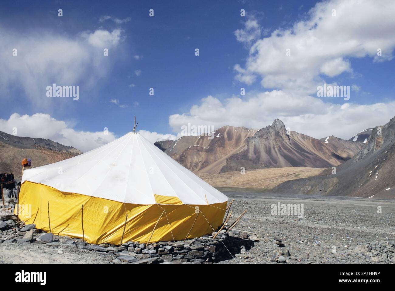 Tent Hotel and mountains at Baracha La, Himachal Pradesh, India, Asia ...