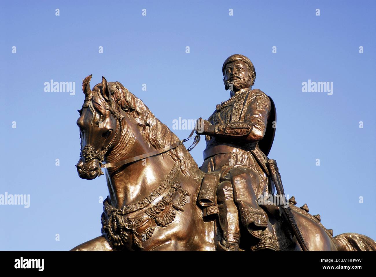 Bronze chhatrapati Shivaji Statue in Parbhani district at Beed ...