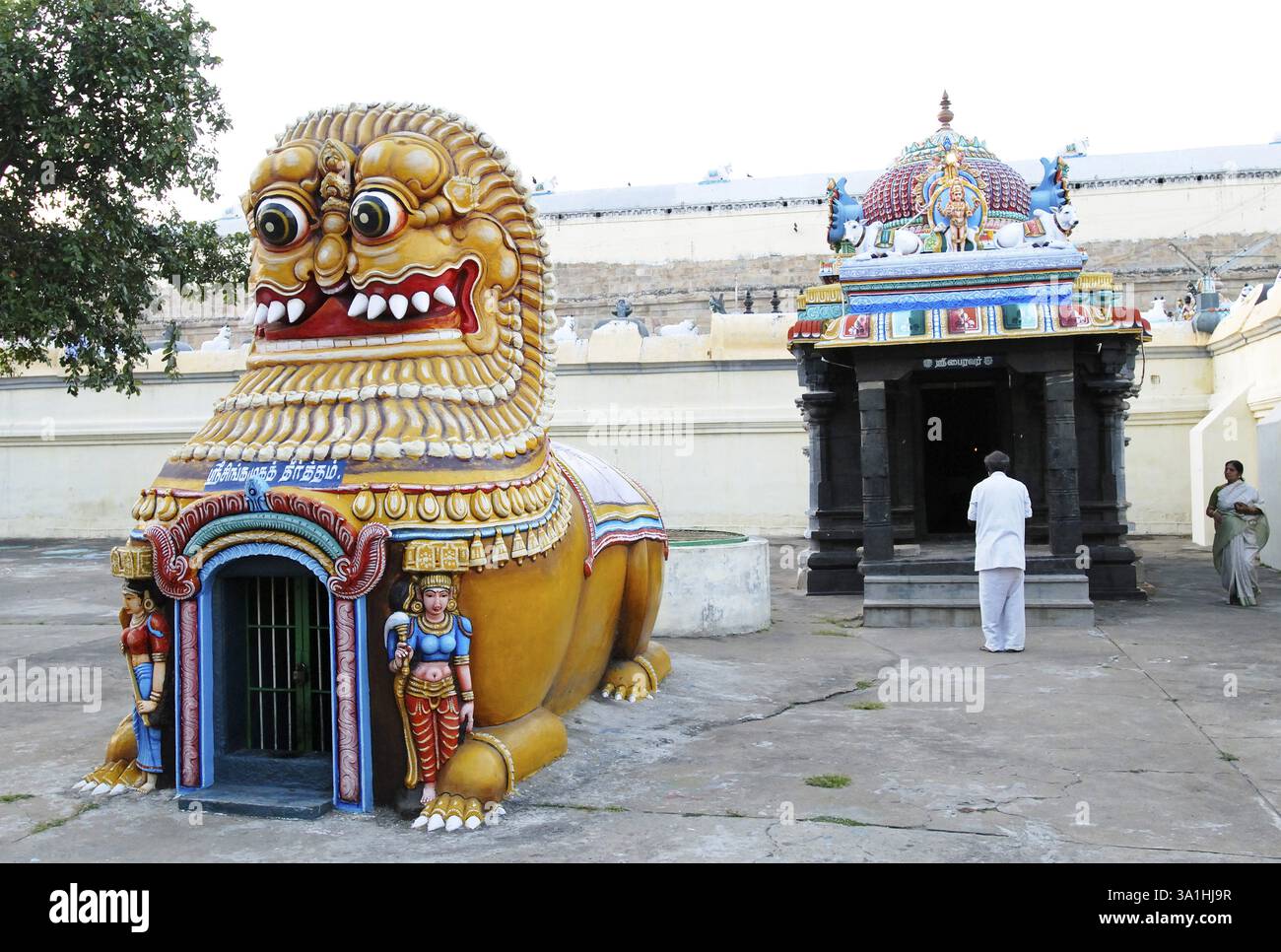 Lion headed tirtha at 1, 200 year old Mahalingeswarar temple tower in ...