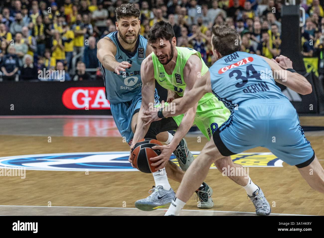 Dario Brizuela (C) of FC Barcelona and Justin Bean (R) of Alba Berlin ...