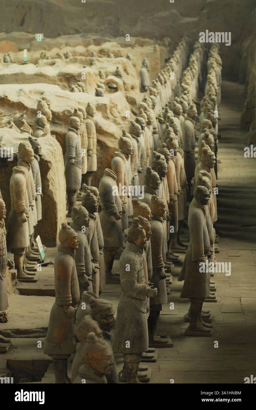 Statues of Terracotta warriors in pit 1, Terracotta army, Qin Dynasty ...
