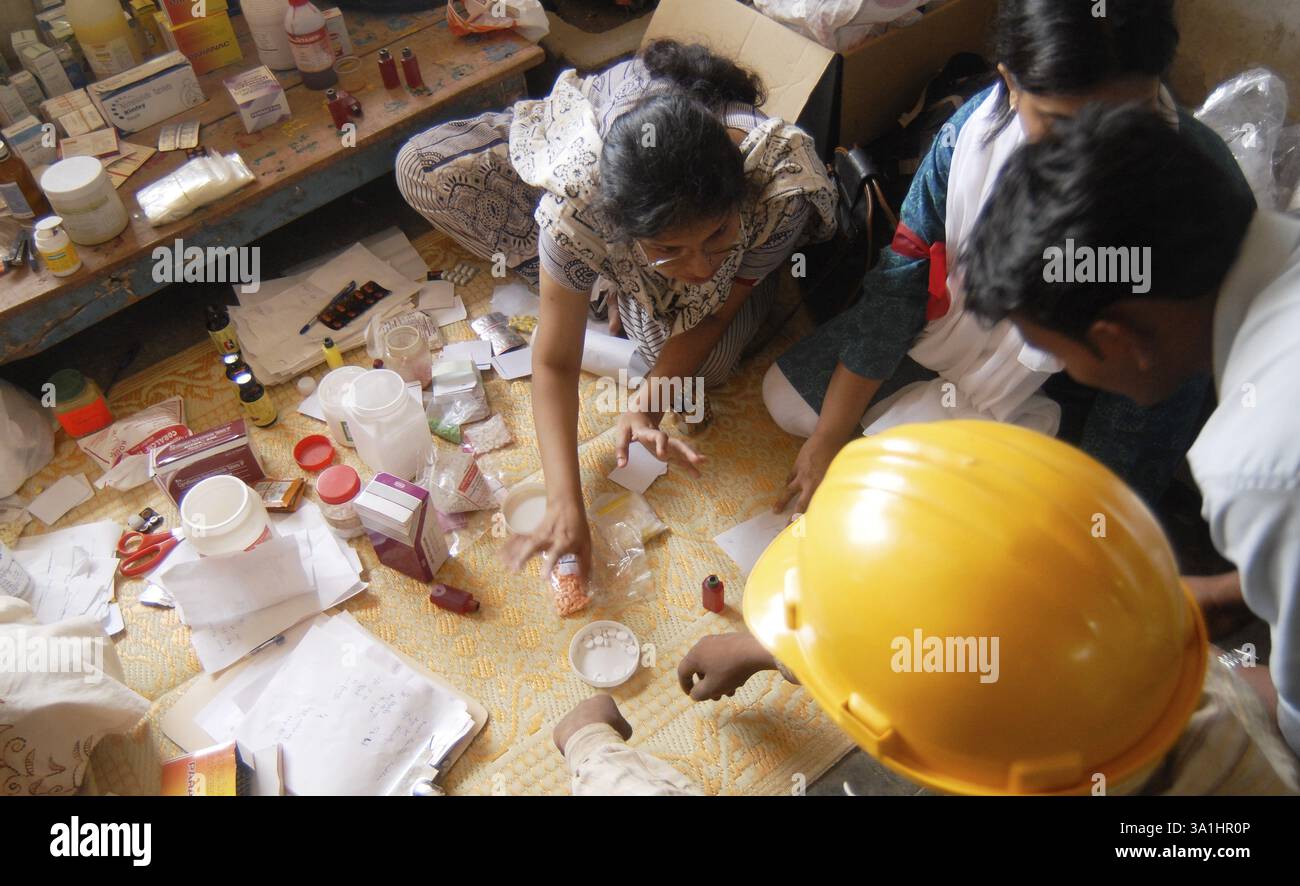 Group of indian construction workers hi-res stock photography and ...