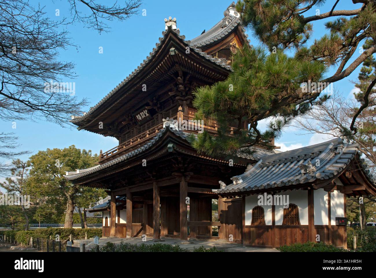 The Sammon main entrance gate at the Zen Buddhist Rinzai Sect Kenninji ...