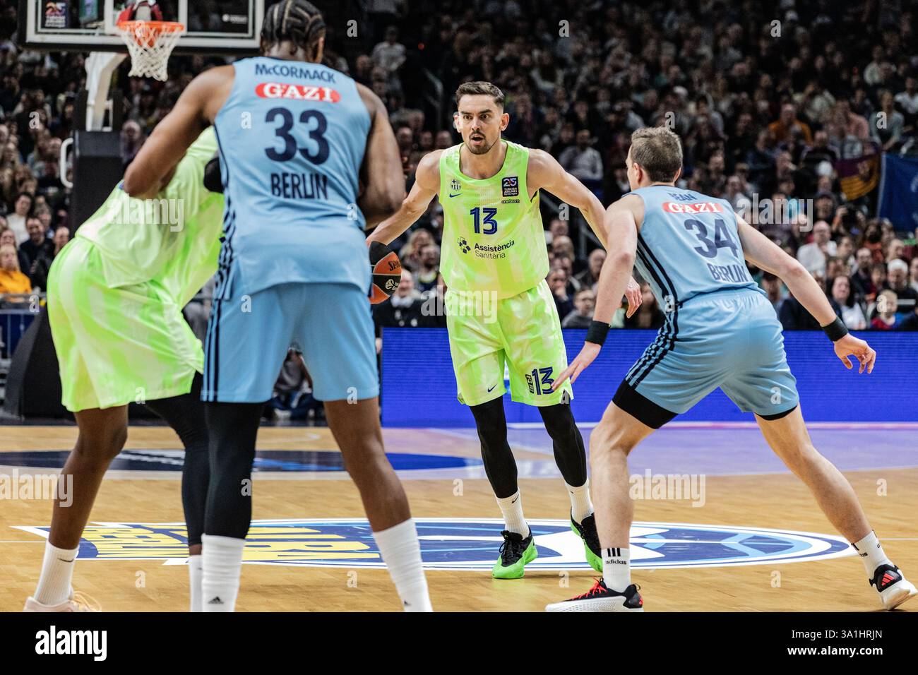 Tomas Satoransky (L) of FC Barcelona and Justin Bean (R) of Alba Berlin ...