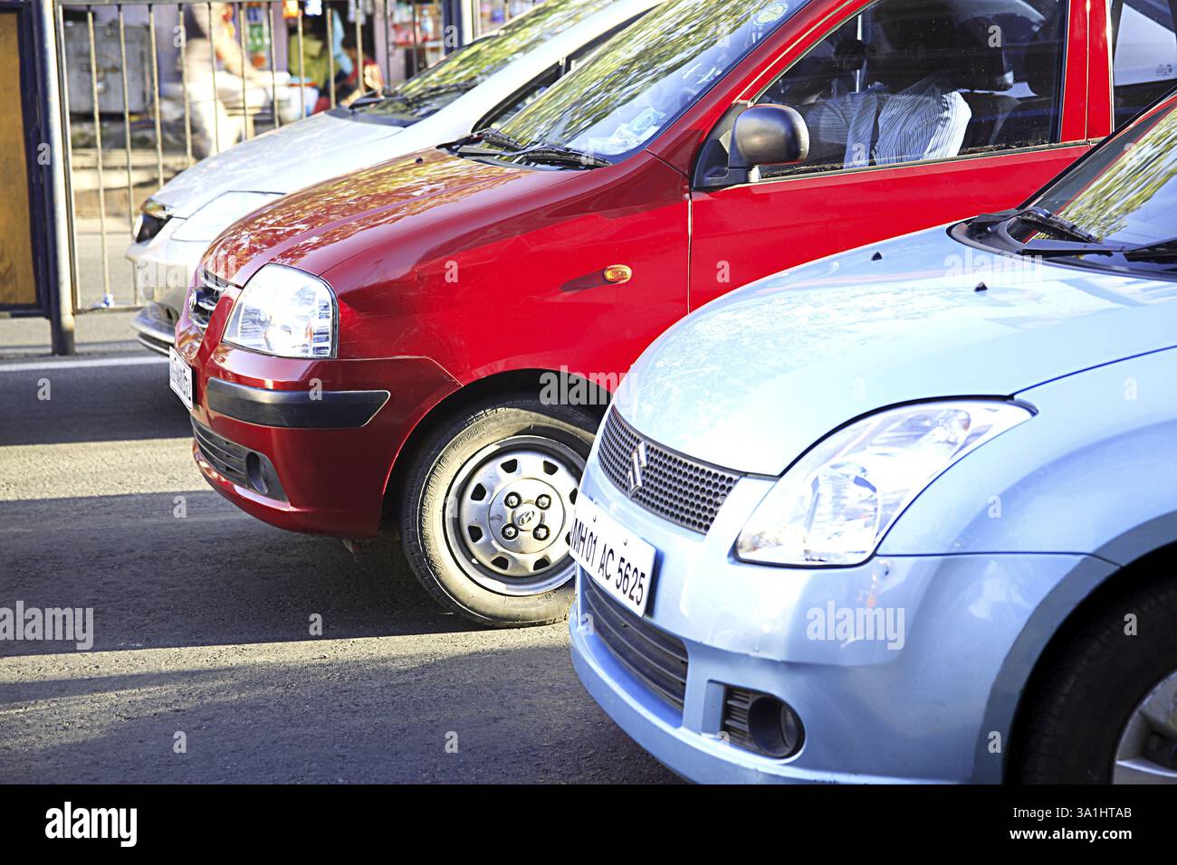 Cars on Bhulabhai Desai road, Mahalakshmi, Bombay now Mumbai ...