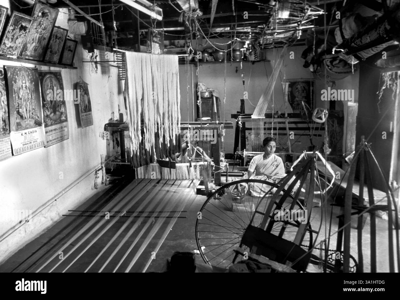 Woman weaving on spinning hi-res stock photography and images - Alamy