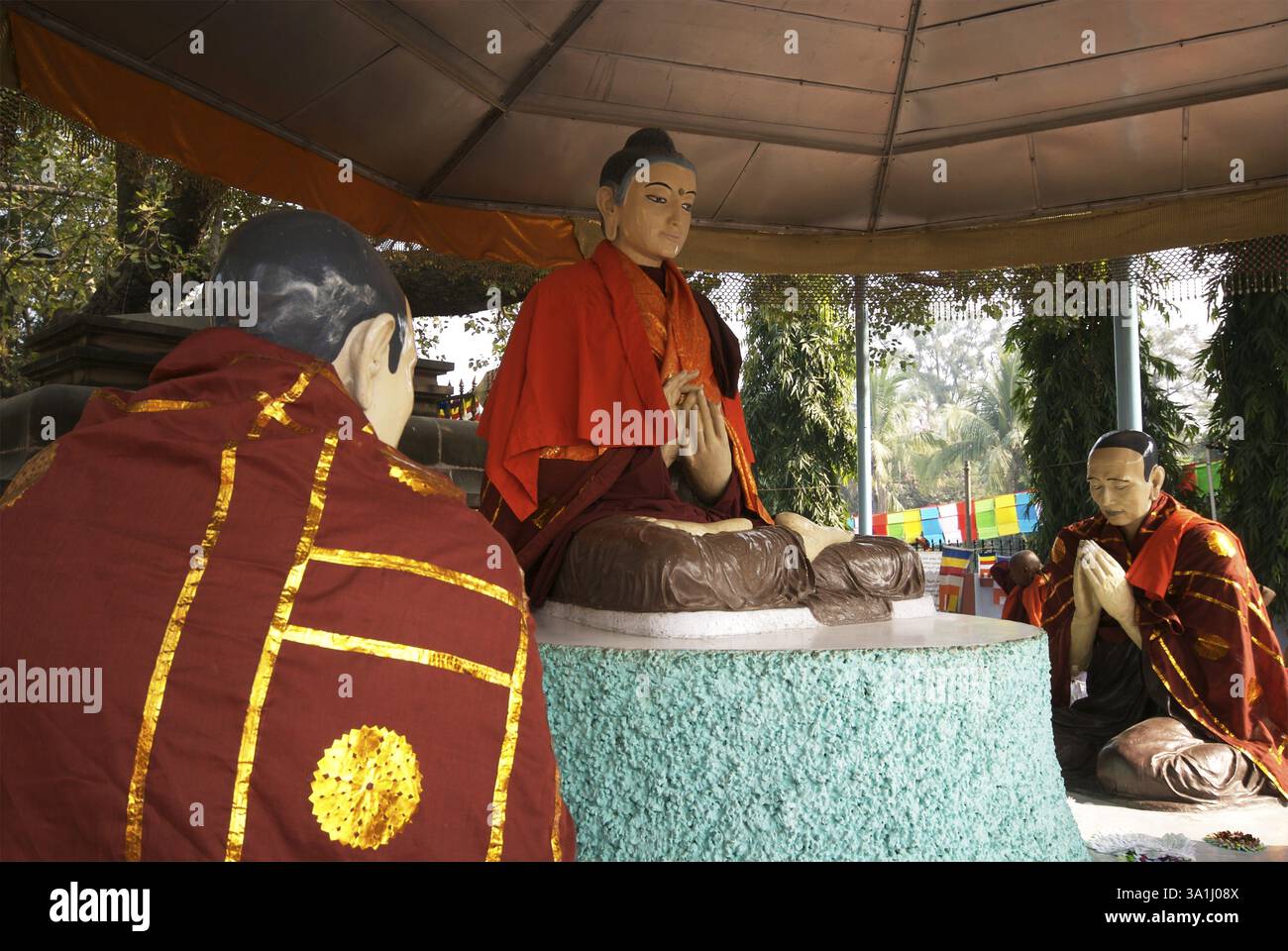 Statues of lord Buddha and his disciples at Dhamma chakka pavattana ...