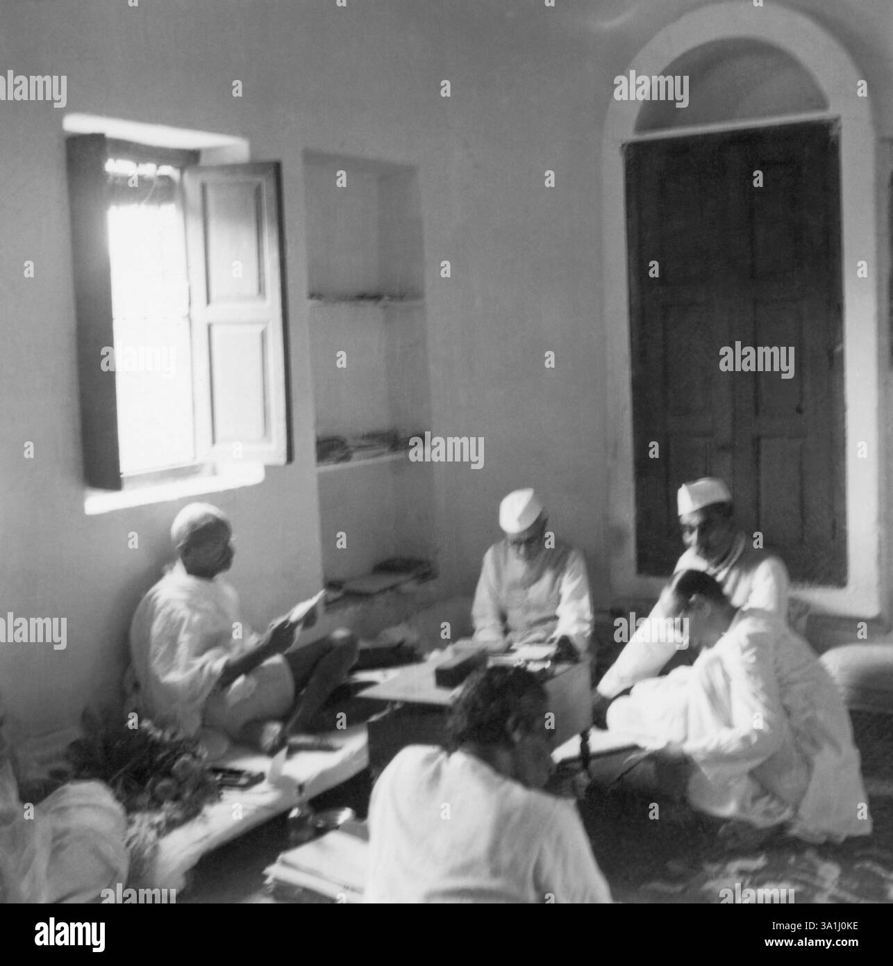 Mahatma Gandhi in a meeting with Jawaharlal Nehru, Rajendra Prasad ...