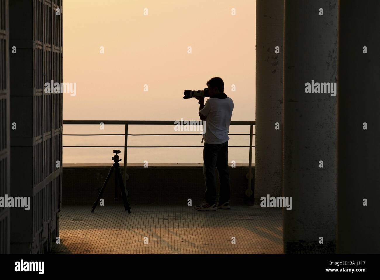 Photographer clicking photographs hi-res stock photography and images ...