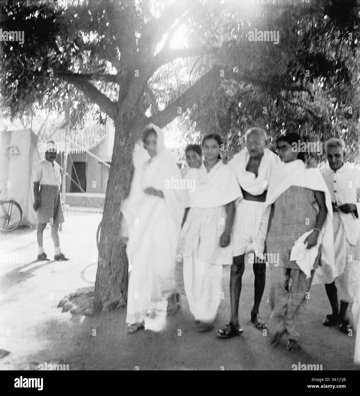 Mahatma Gandhi at Balmiki Mandir Bhangi sweeper's colony in Delhi ...