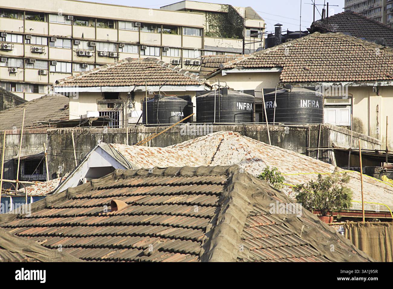 Mumbai poverty skyscraper hi-res stock photography and images - Alamy