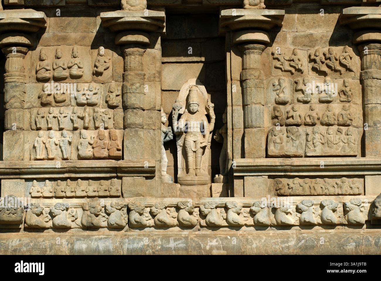 11th century statue on the exterior wall, Brihadishvara temple ...