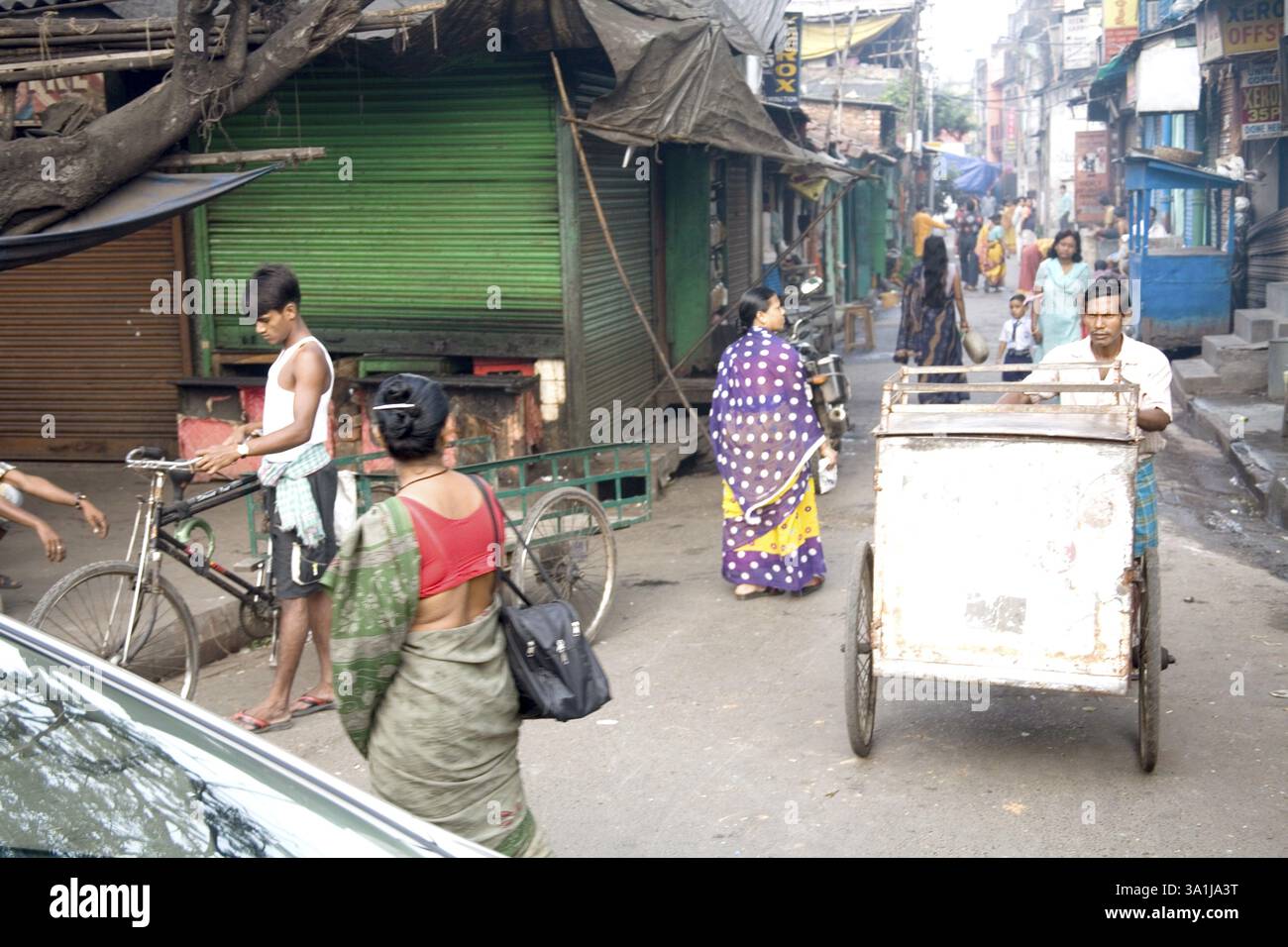 Street scene, traffic in lanes, Calcutta NAw Kolkata, West Bengal ...