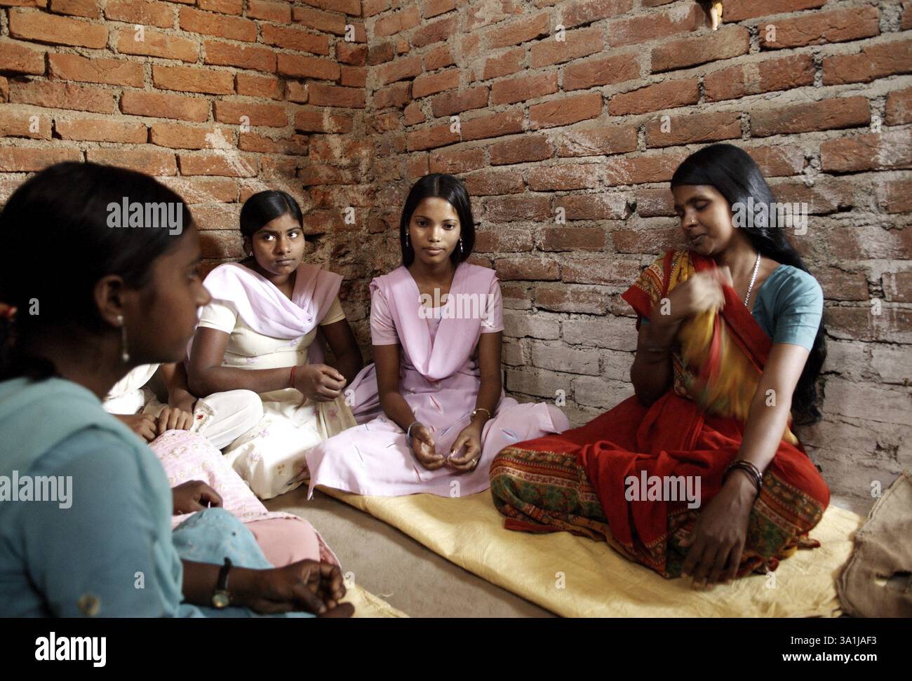 Indian rural women talking hi-res stock photography and images - Alamy