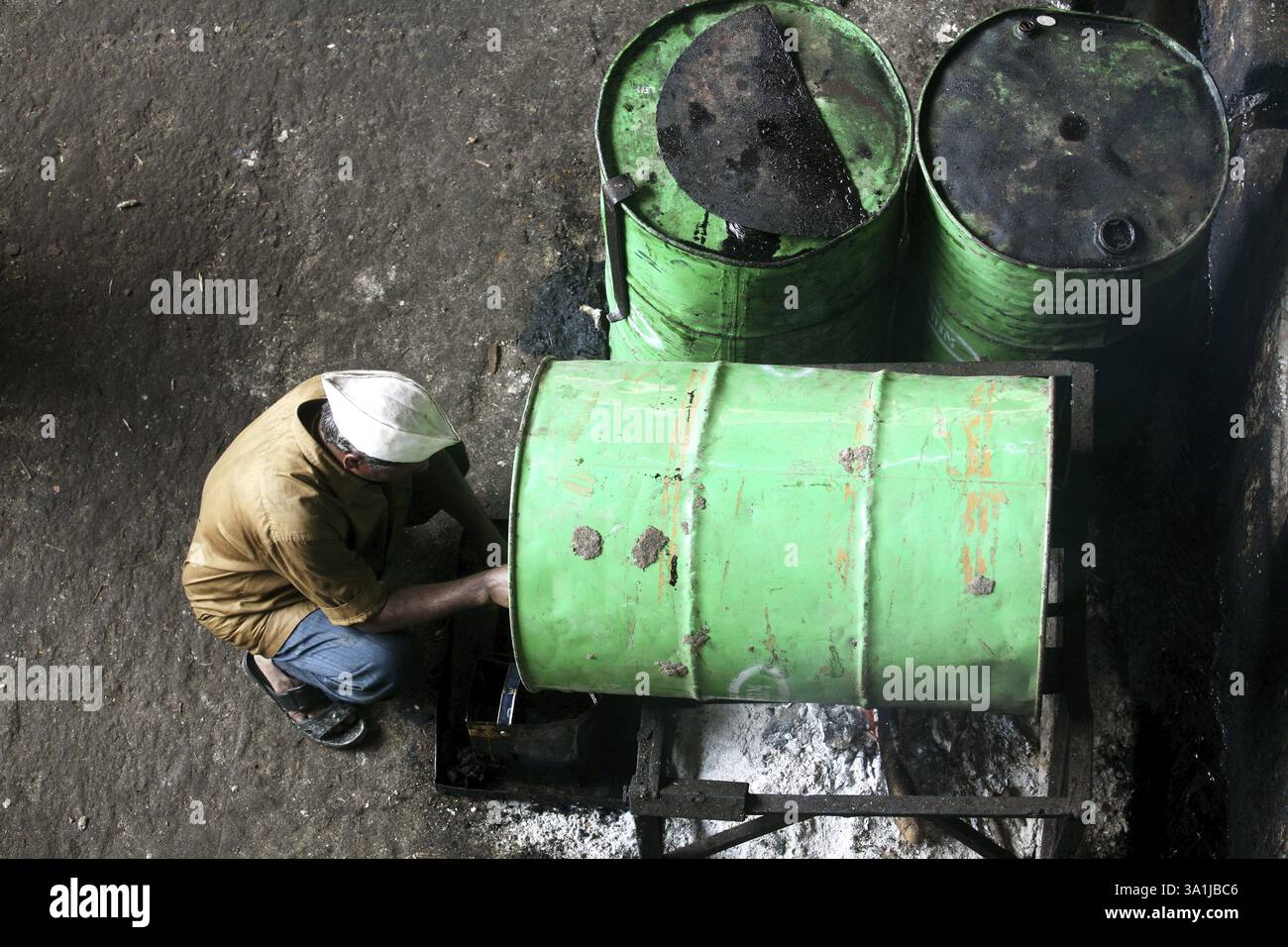 India oil plant workers hi-res stock photography and images - Alamy