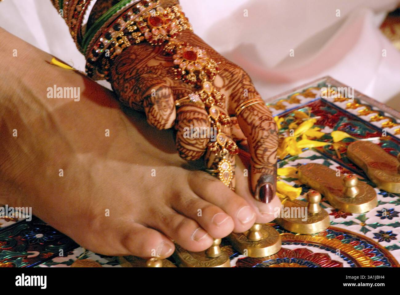 South Asian Indian Hindu gujarati wedding, bride and bridegroom ...