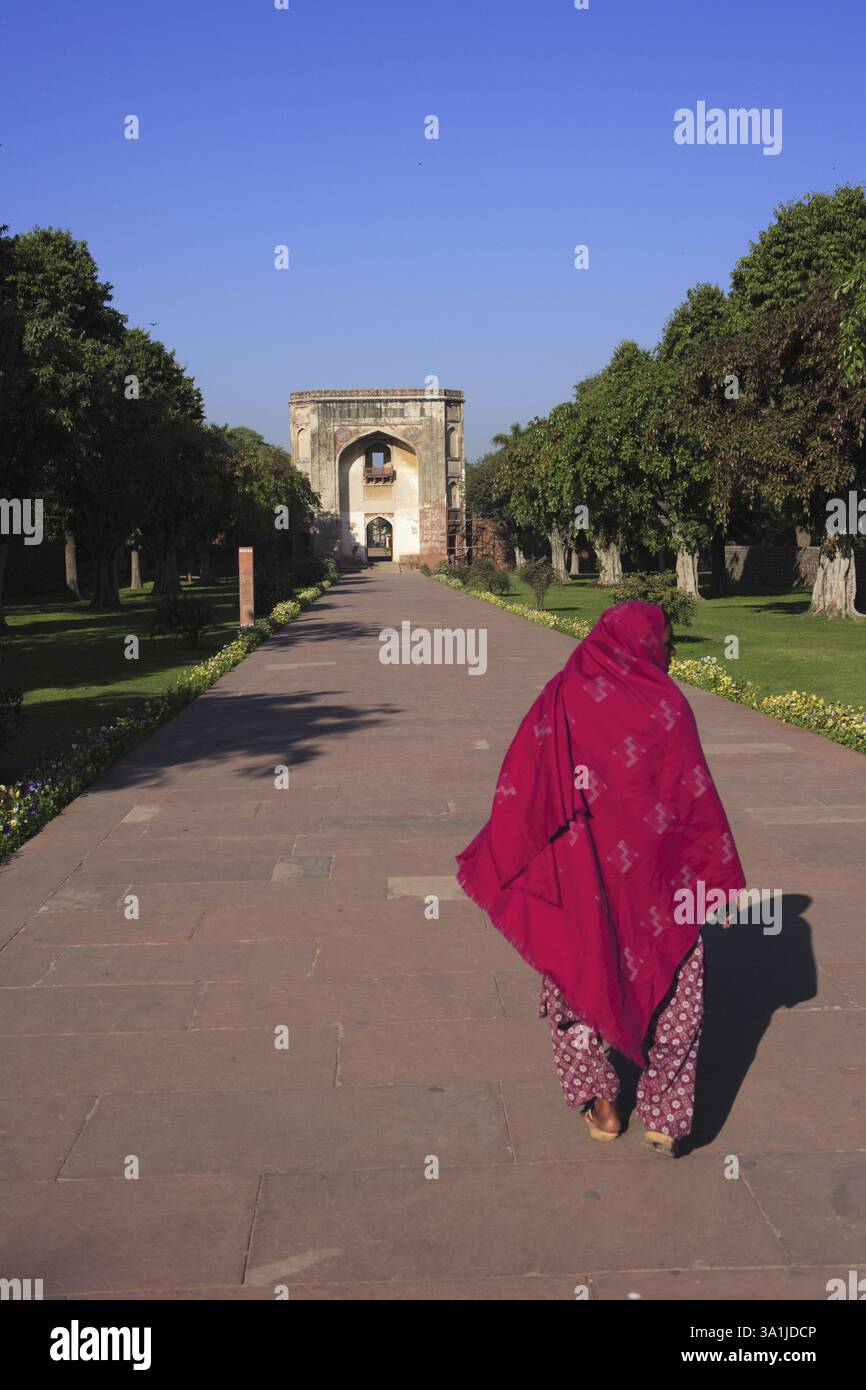 Woman walking to Humayun's tomb built in 1570, Delhi, India UNESCO ...
