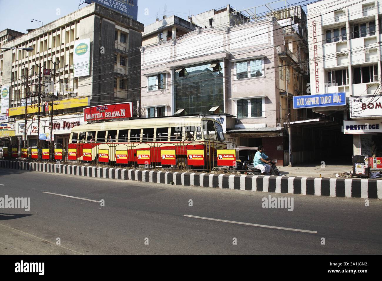 Busy Mahatma Gandhi Road or M.G. Road clock on square, Woodland ...